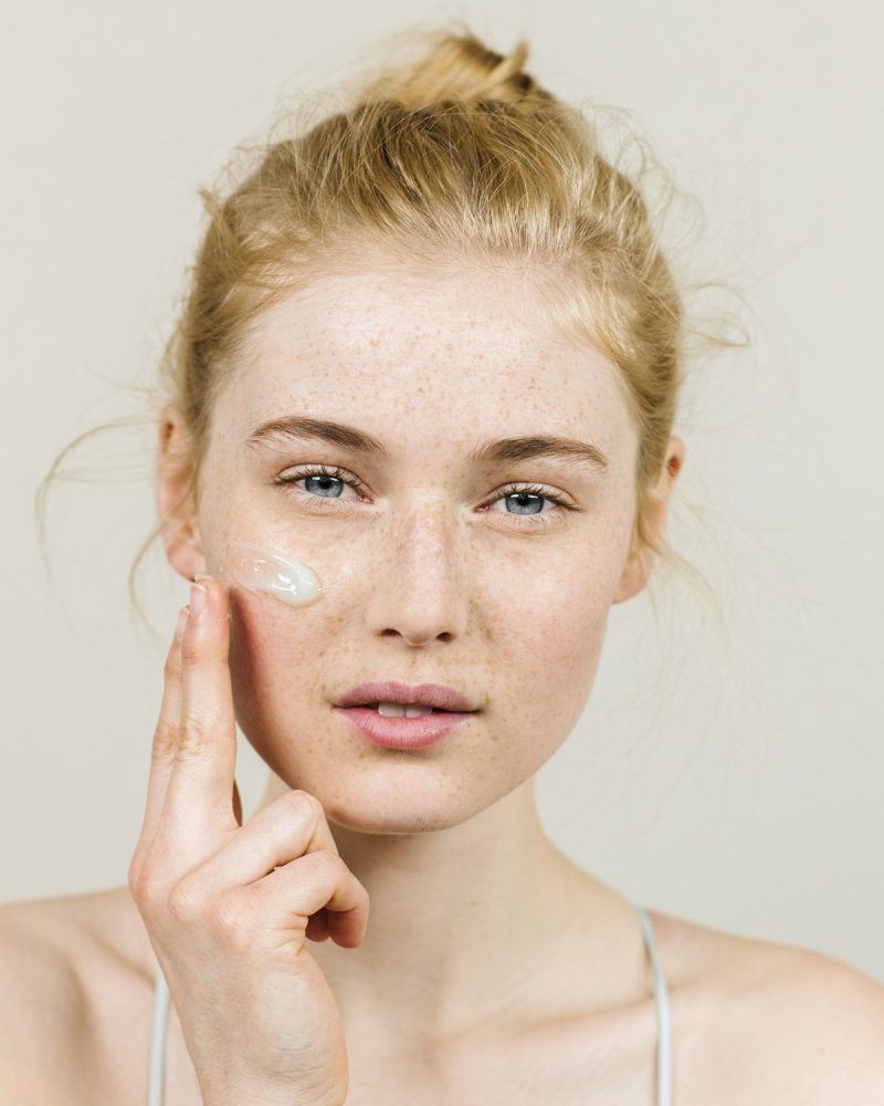 Yeux gonflés, cernes, brillance... 5 astuces pour réveiller sa peau le ...